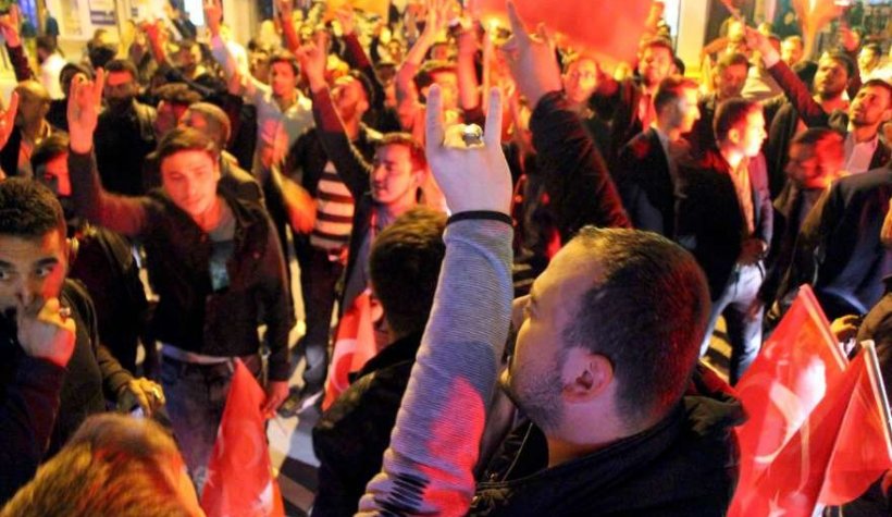 Bolu'da HDP bayrakları asılınca ortalık savaş alanına döndü