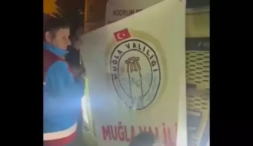 CHP’li belediyenin yardım aracına Valilik afişi astılar CHP’li belediyenin yardım aracına Valilik afişi astılar